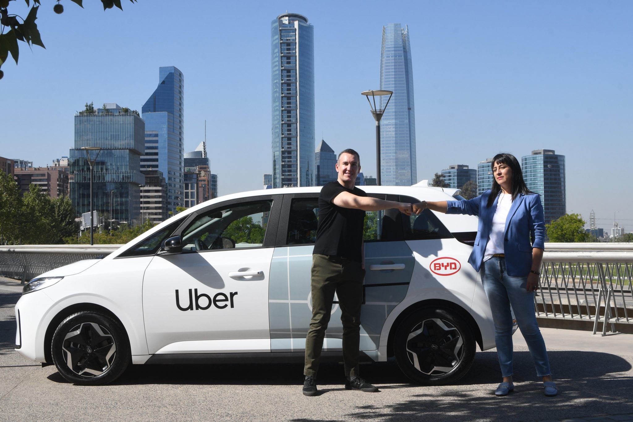 BYD Y UBER PRESENTAN PRIMER VEHÍCULO ELÉCTRICO