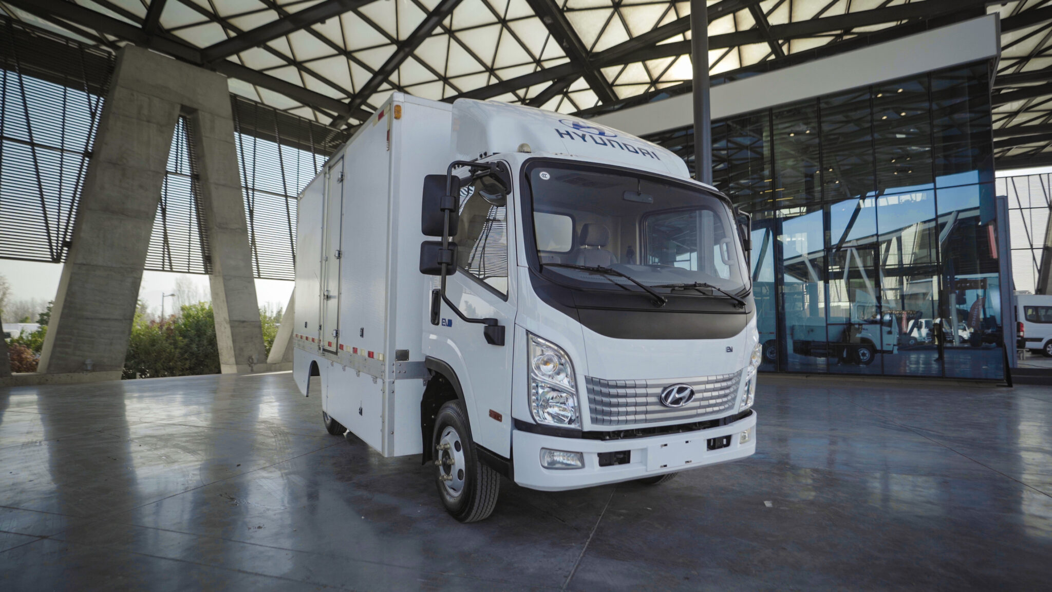 ENTREGA DE CAMIONES ELÉCTRICOS HYUNDAI ZEDO 300EV